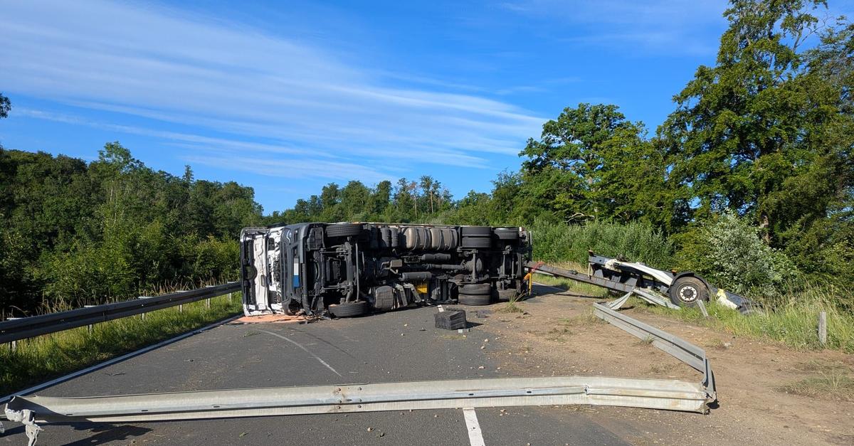 Laster mit Gefahrengut kippt auf B255 bei Herborn um